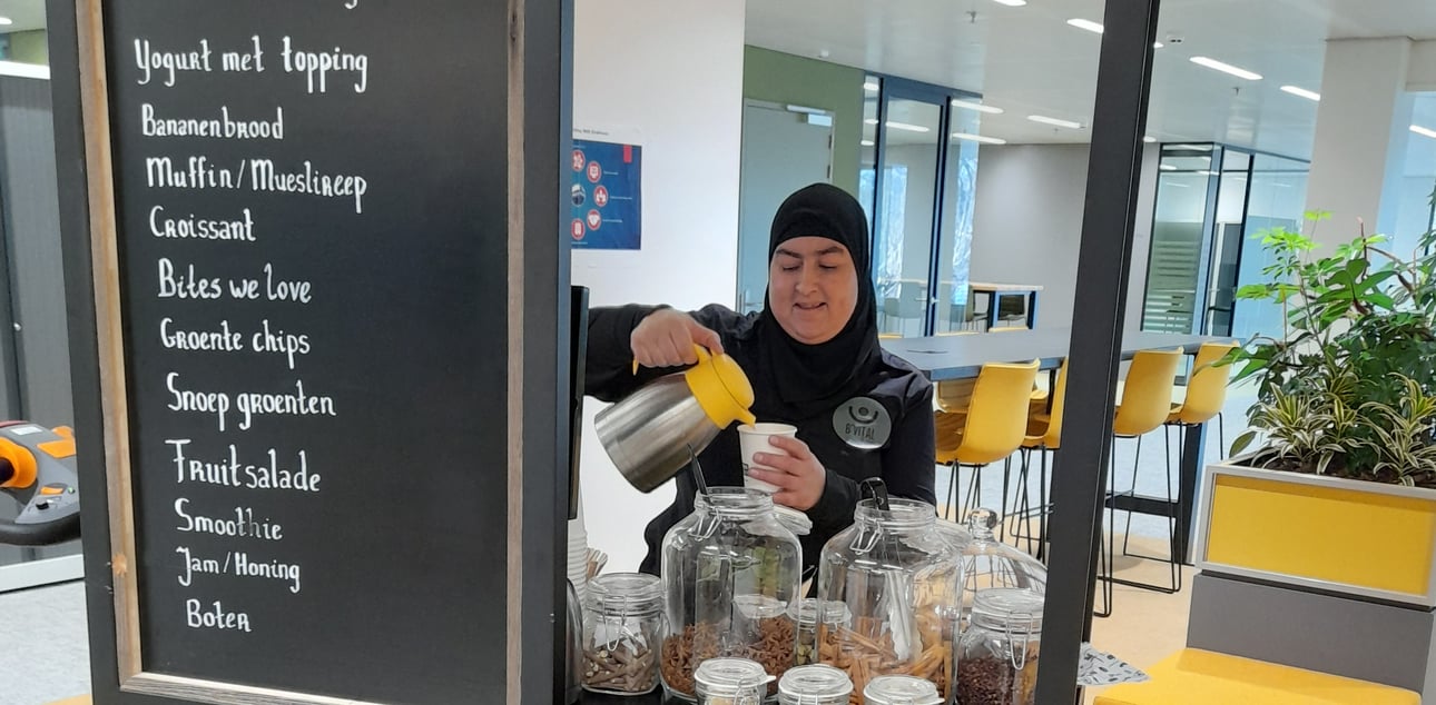 Bahija werkt in een Vitam-restaurant via Aan de slag 040!